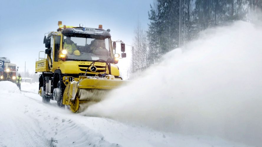 Conheça o Unimog, veículo da Mercedes que auxilia no transporte em ...