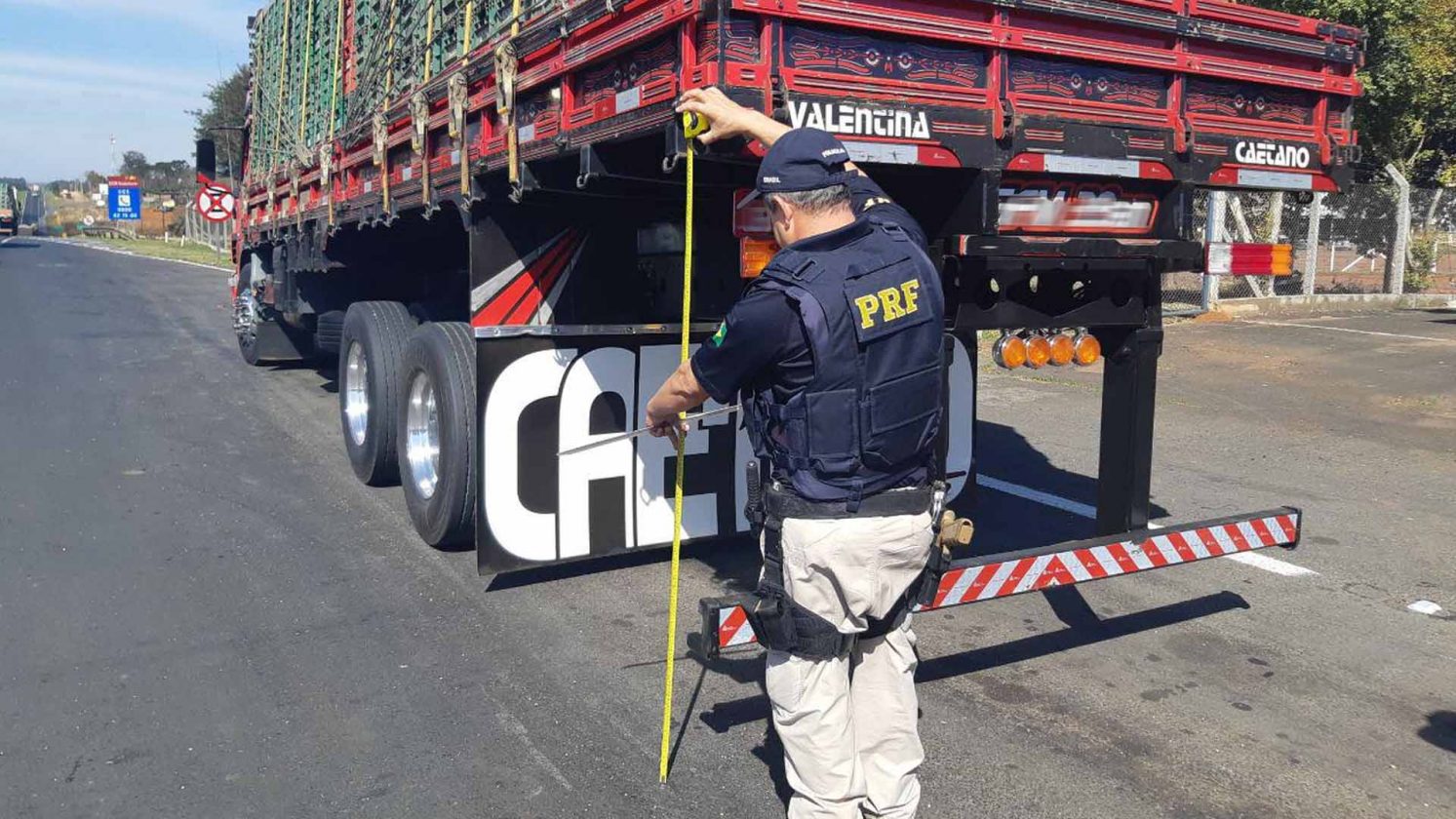 Caminhão com traseira arqueada é flagrado no PR