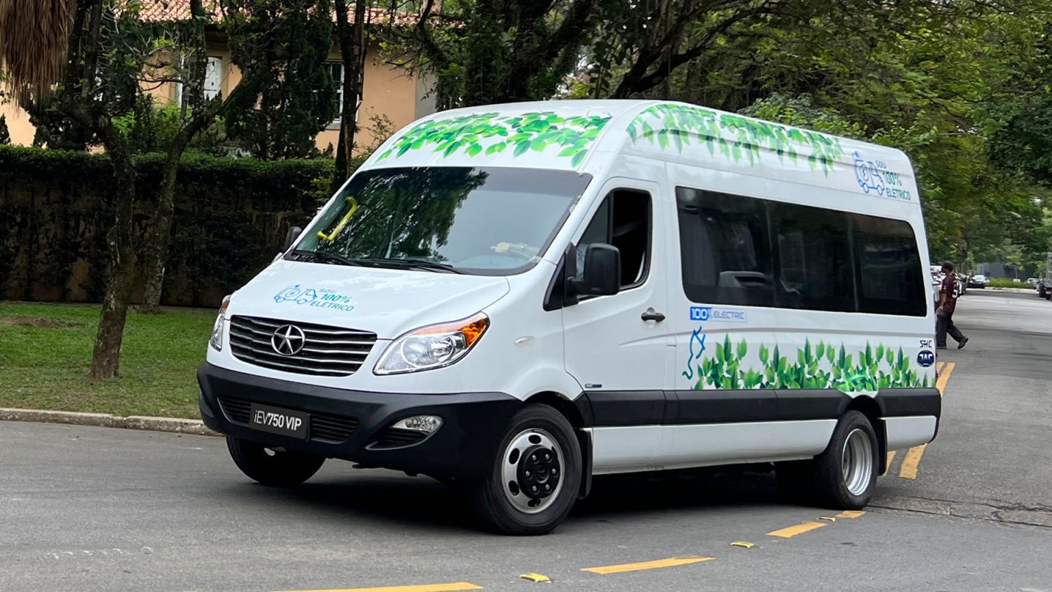 JAC Motors lança a primeira van de passageiros 100% elétrica do Brasil