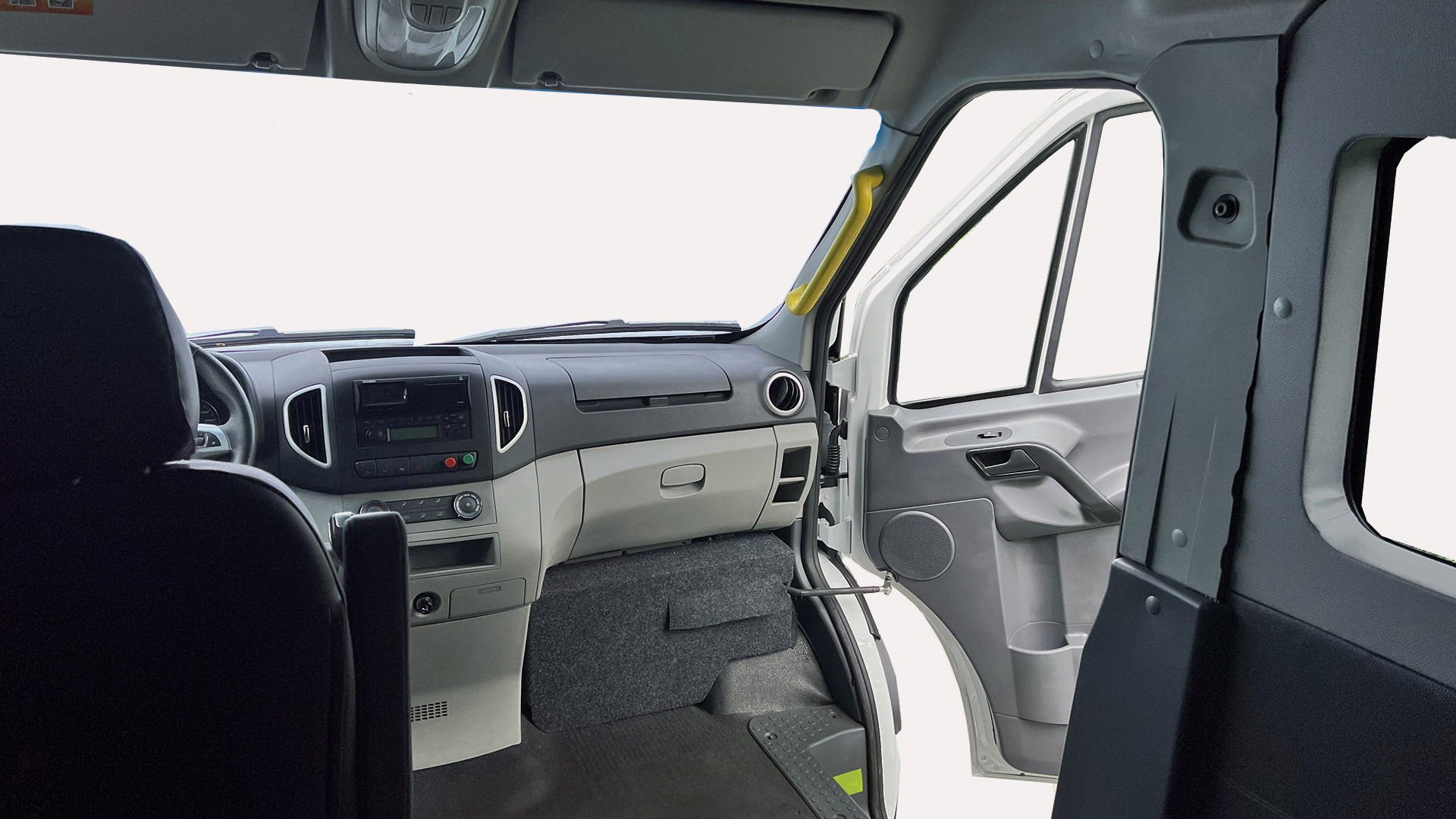 JAC Motors lança a primeira van de passageiros 100% elétrica do Brasil