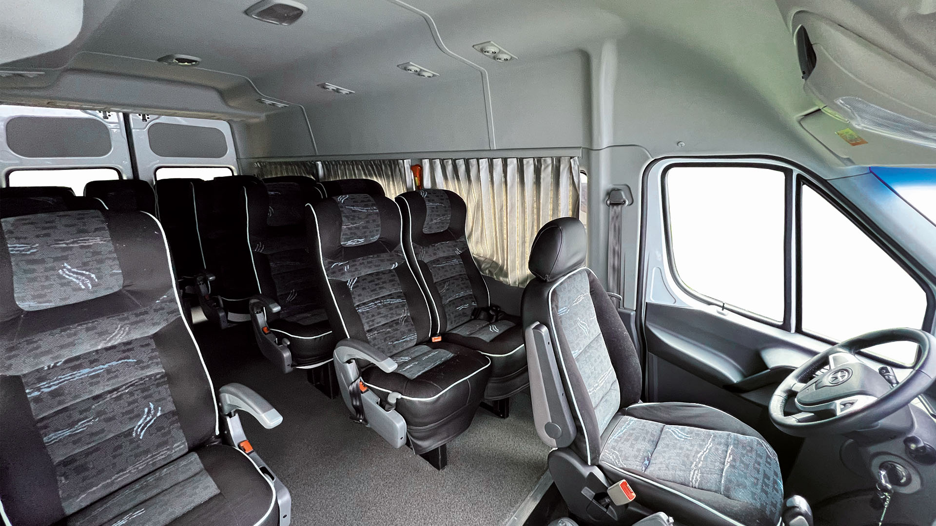 JAC Motors lança a primeira van de passageiros 100% elétrica do Brasil