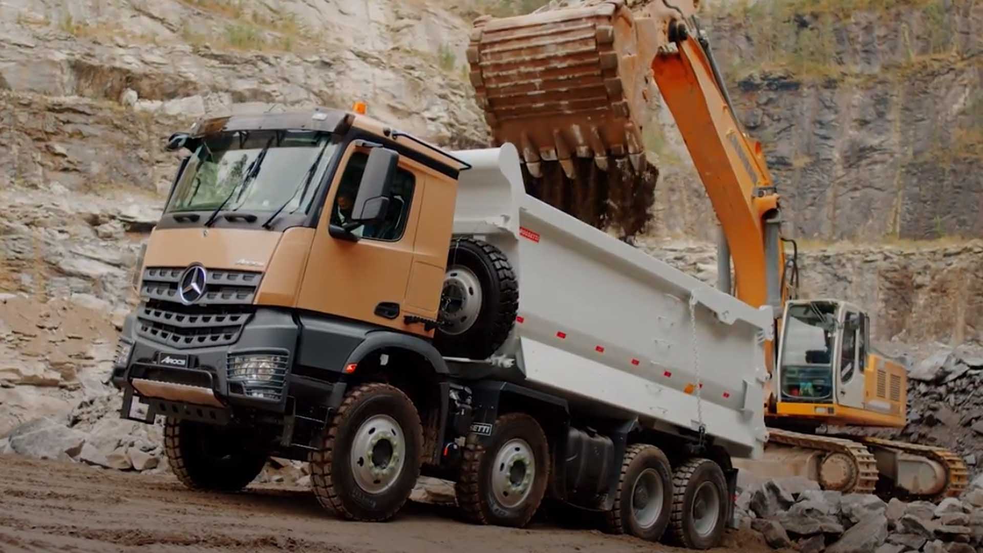 Empresa Gaúcha é a primeira a receber novo Arocs 8X4 no Brasil