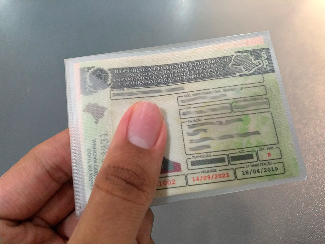 É preciso pagar taxa para retirar a sigla EAR da CNH?