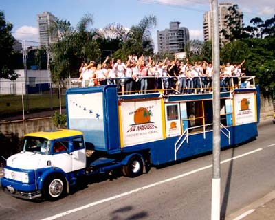 Mais de 40 carnavais na estrada: Conheça a história da família que ...