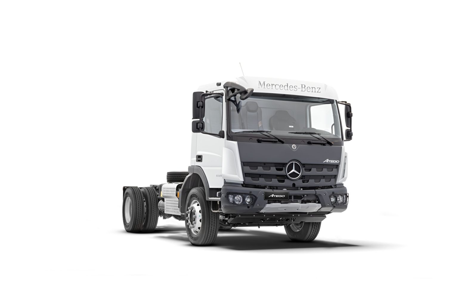 Mercedes-Benz Atego ganha cara nova e versões automáticas