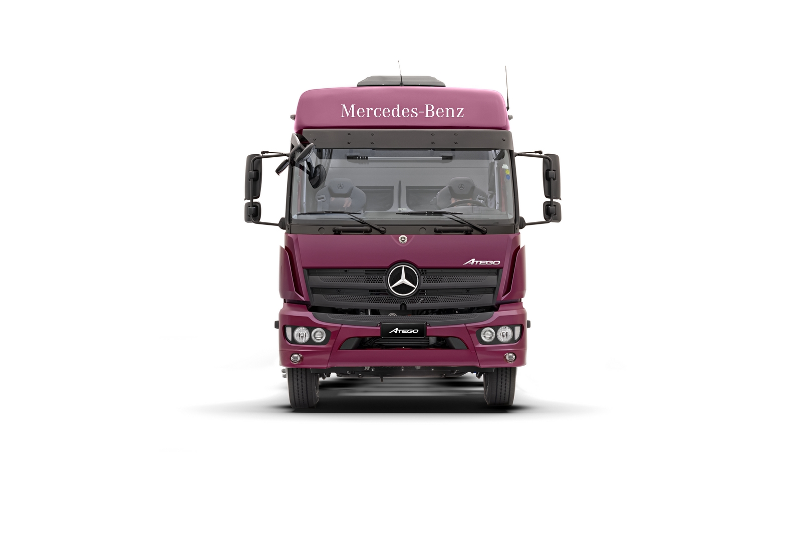 Mercedes-Benz Atego ganha cara nova e versões automáticas