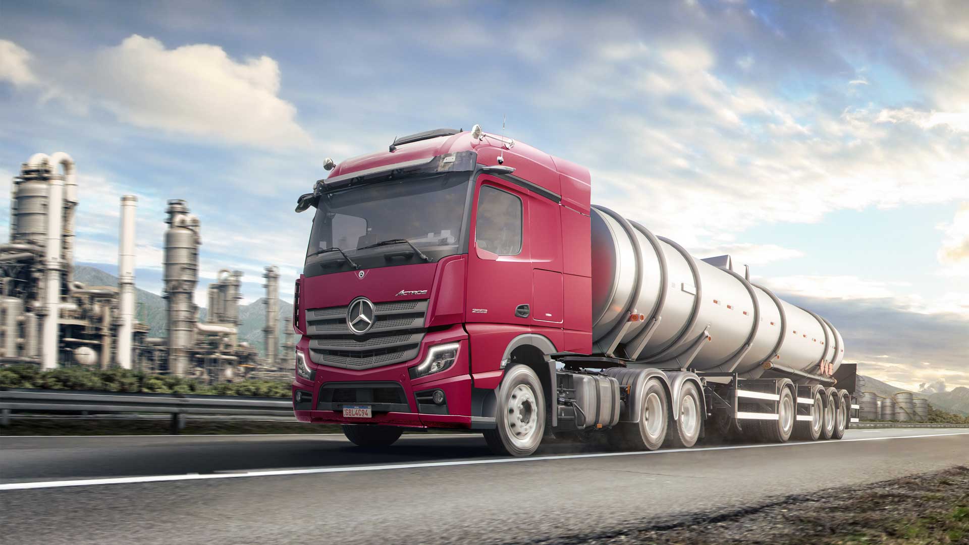 Mercedes-Benz amplia gama com Actros 2553 6x2 e Arocs 3353 S 6x4