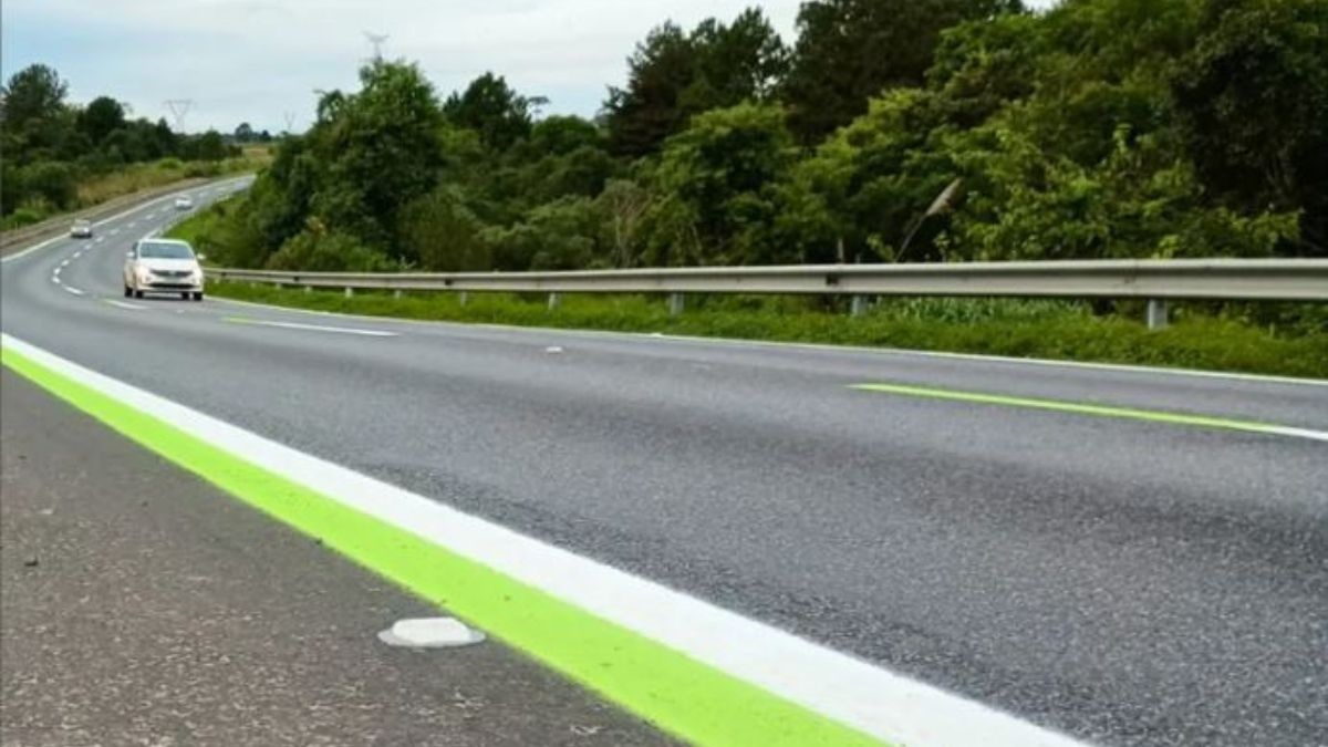 Faixa verde-limão em rodovia ajuda motorista na neblina